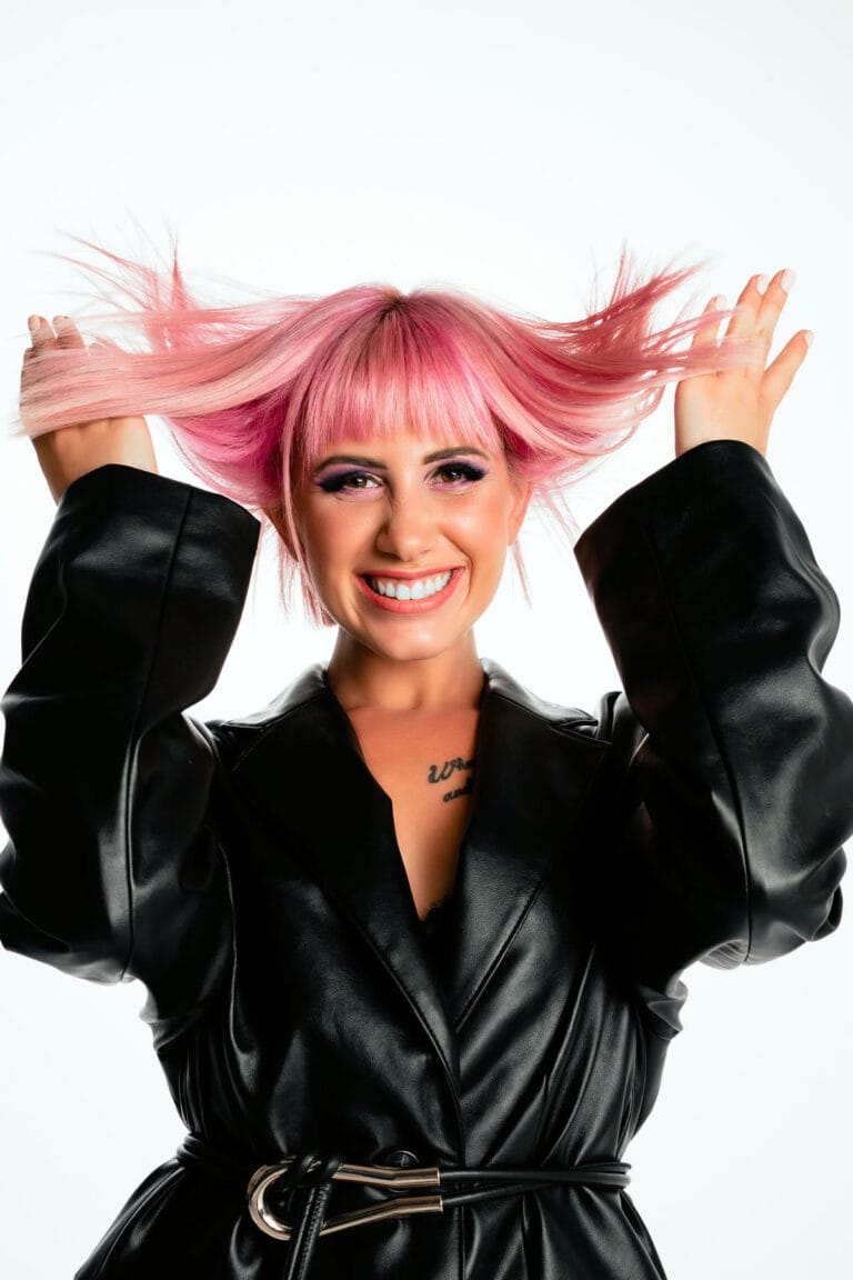 Stela Rade neustrašivo predstavlja svoj prvi singl naziva "Nije me strah"