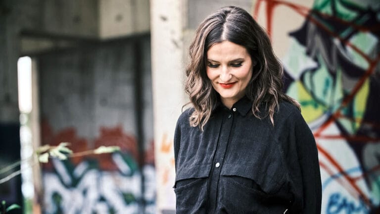 Nina Romić nas singlom "Jedini dom" vodi putem srca u svoje "Jezero"